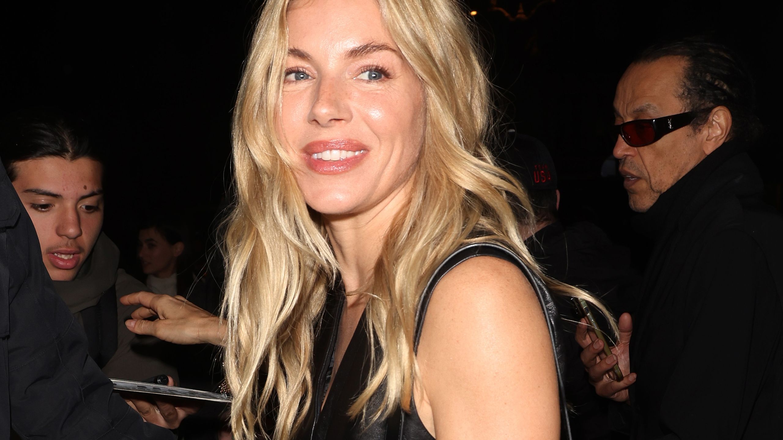 Sienna Miller vient de porter un gilet en cuir avec le style jean blanc ...