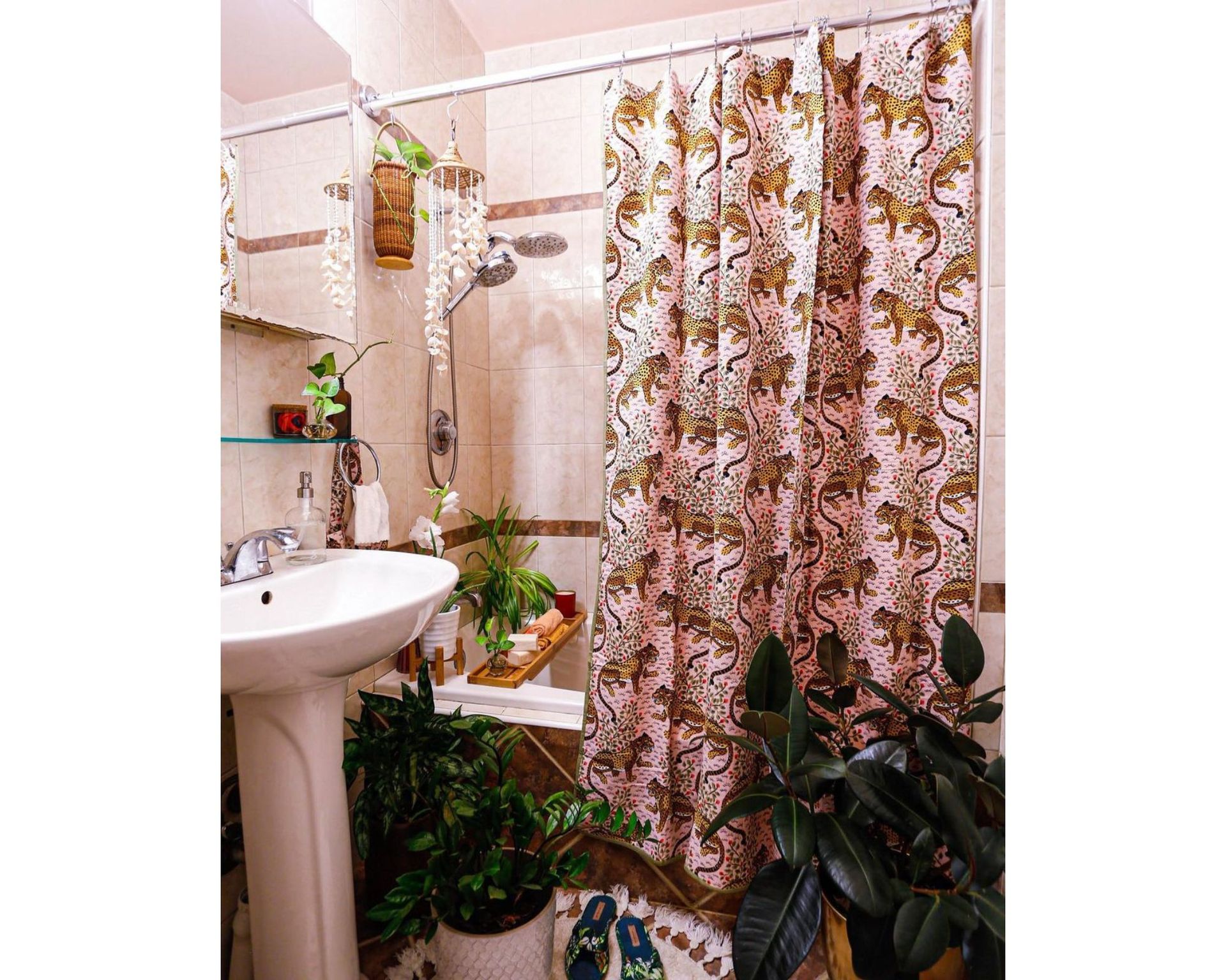 8 of the best small bathroom shower curtain ideas | Real Homes