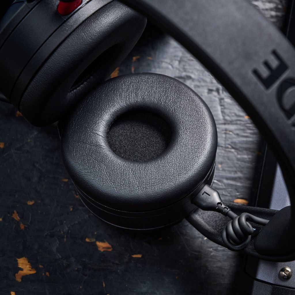 “A good combination of comfort and sonics in a lightweight design ...