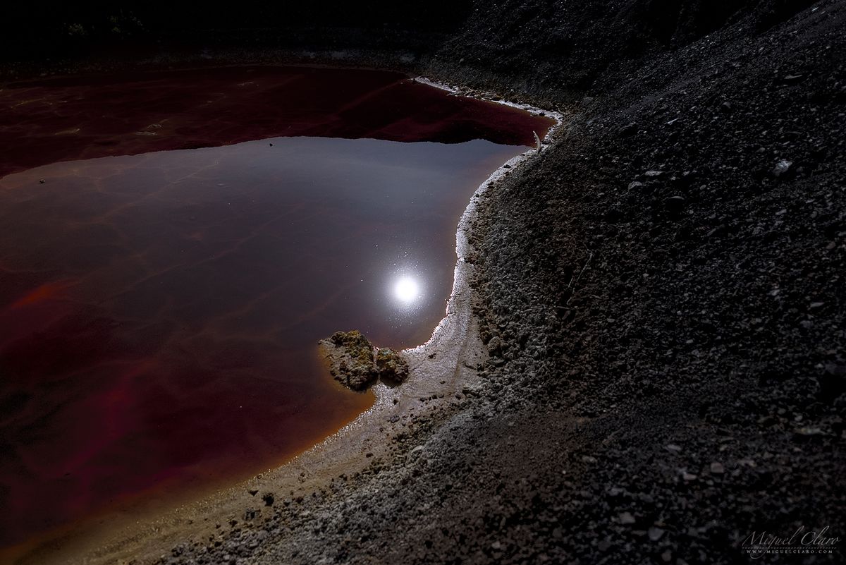 Full Moon Glows in a Blood-Red Puddle in 'Martian' Landscape | Space