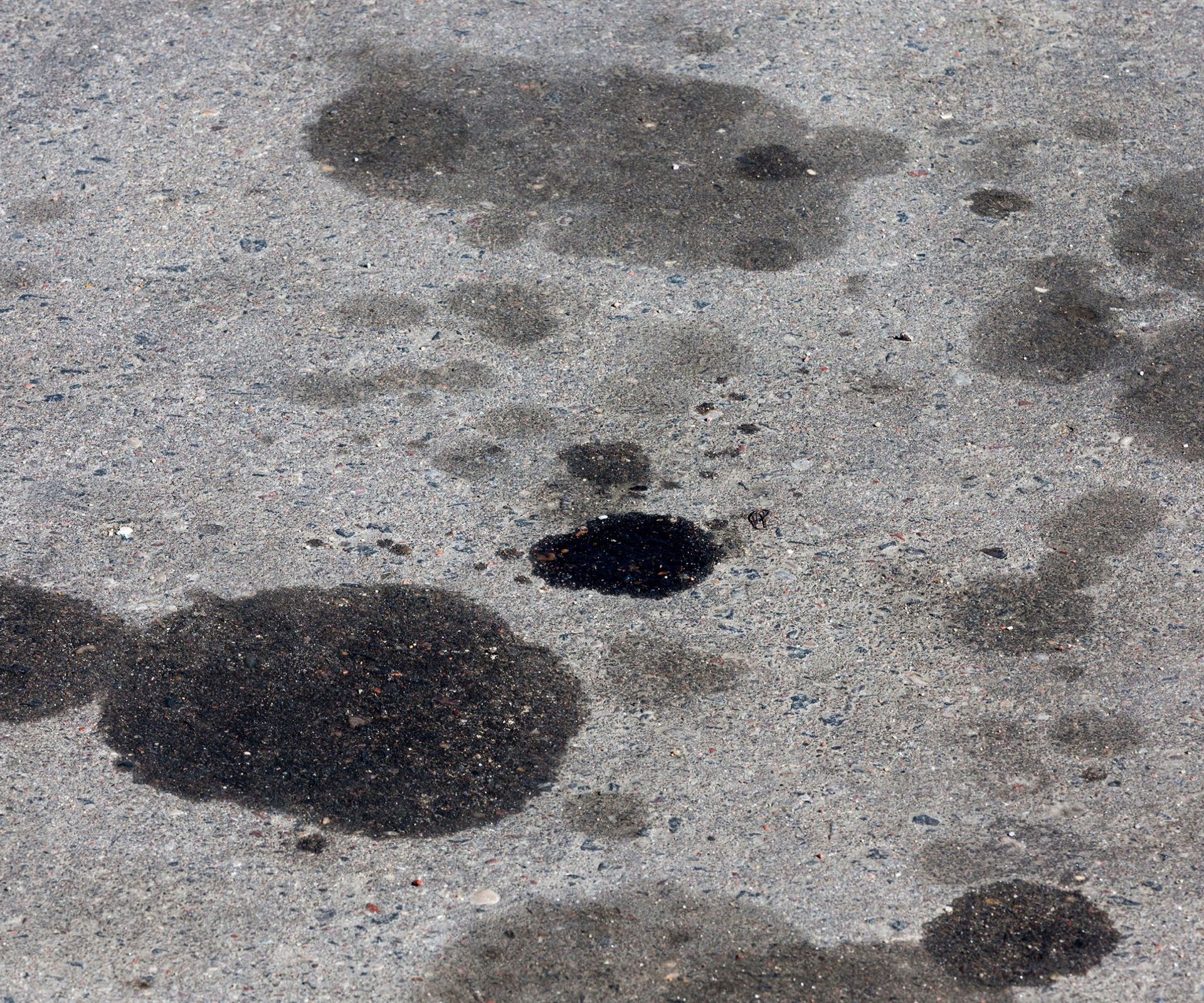 How to get oil stains off a driveway – 5 hacks from experts | Homes and ...