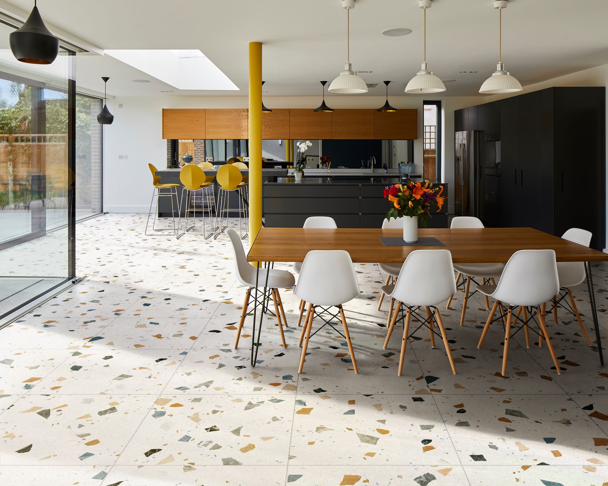 Cleaning a kitchen floor: 5 expert tips for an easy shine | Homes and ...