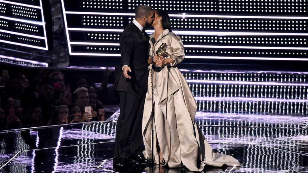 Watch Drake Try to Kiss Rihanna at VMAs -Drake Rihanna Kiss VMA | Marie ...
