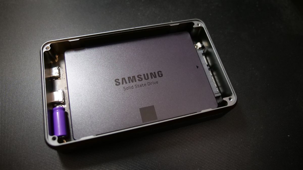 Dockcase smart hard drive enclosure review: Power loss protection for ...