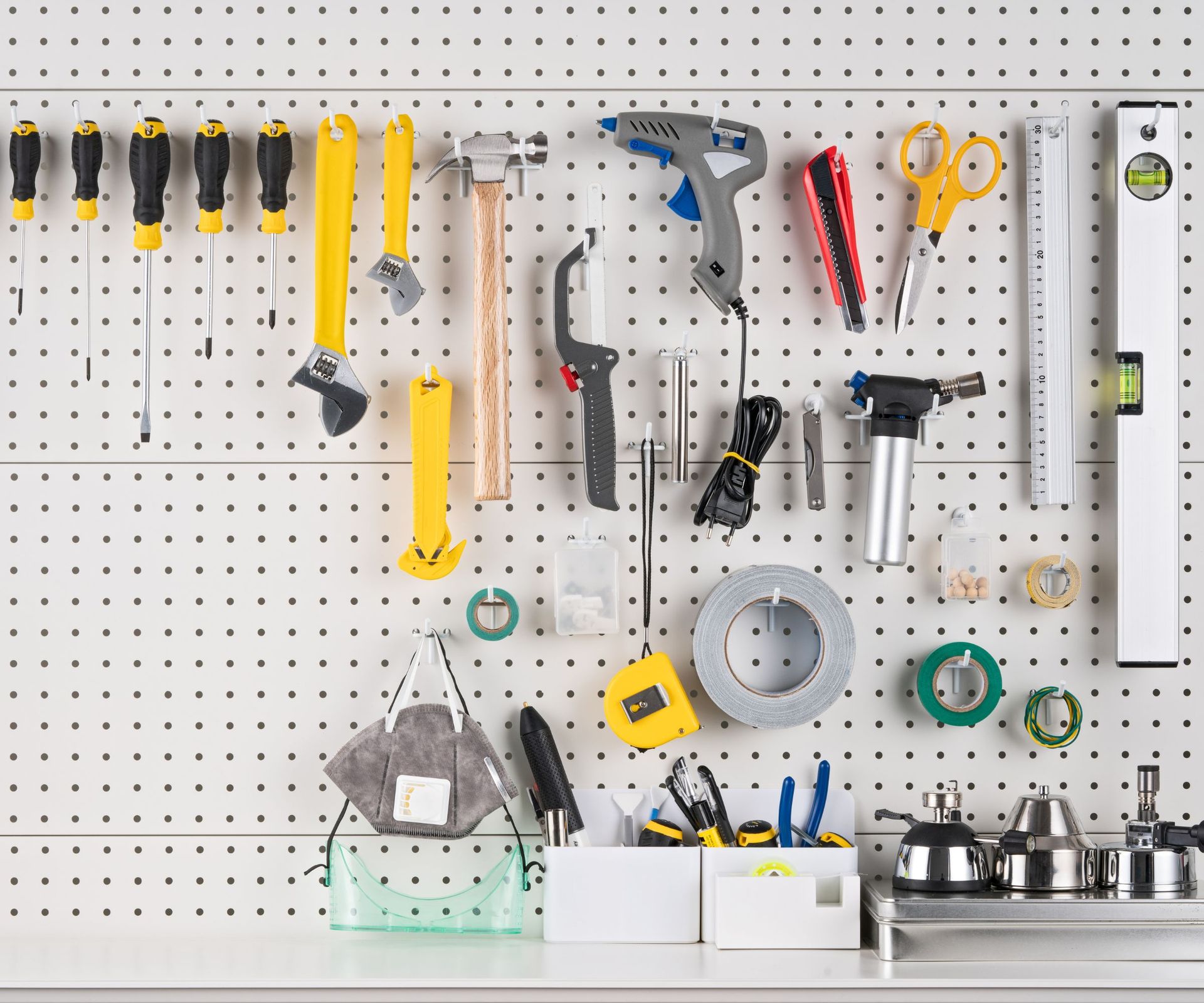 How to hang pictures on plaster walls: expert advice | Homes and Gardens