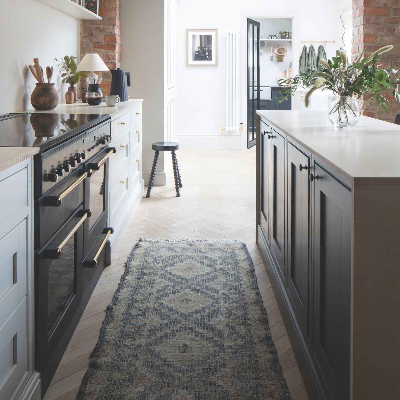 10 Narrow kitchen ideas – 10 ways to work this tricky shape | Ideal Home