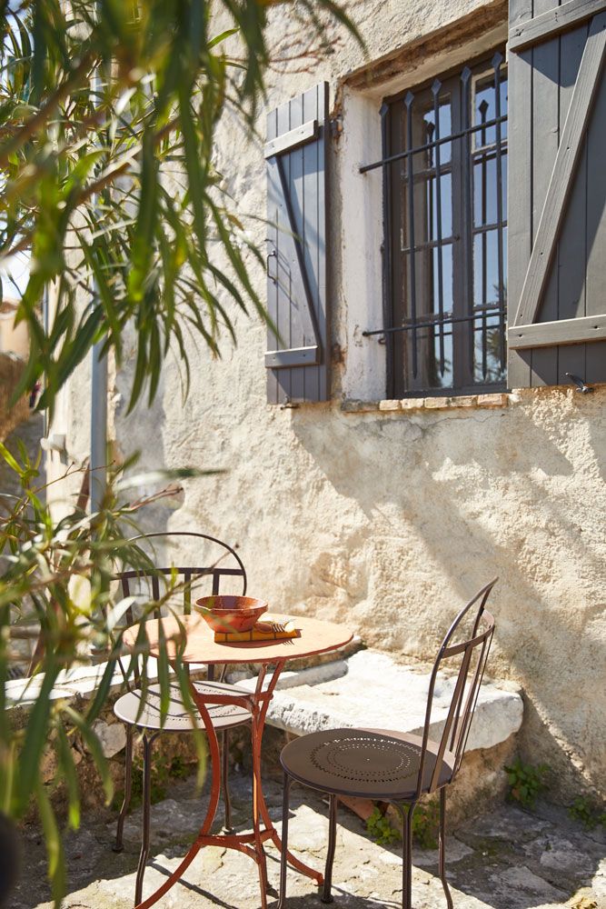 This French townhouse in an artists' village combines an earthy palette ...