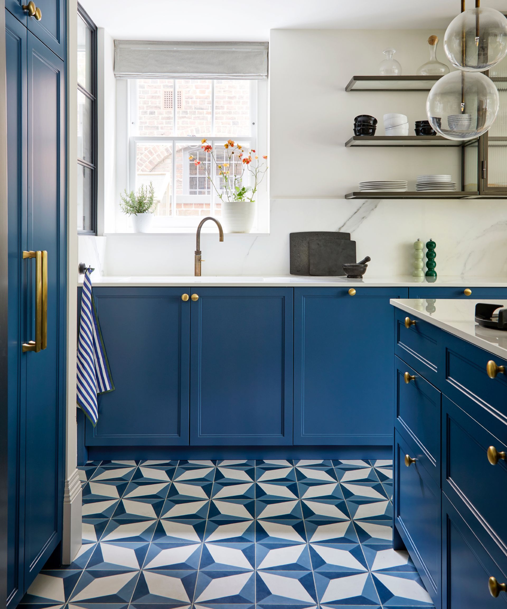 Where to put a microwave in a kitchen and 3 spots to avoid | Homes and ...