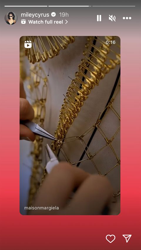 I Just Realized Miley Cyrus’ Wild Grammys Dress Was Made Of 14,000 Safety Pins And Now I’m Even ...