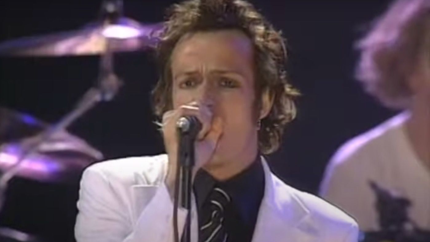 Watch Scott Weiland at his charismatic best fronting Stone Temple ...