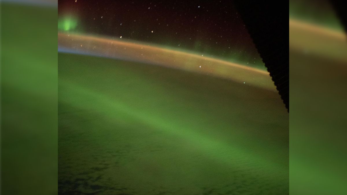 32 stunning photos of auroras seen from space | Live Science