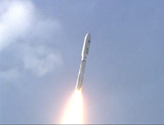 Amazing Launch Photos: Blastoff for Navy's Next-Gen MUOS-1 Satellite ...