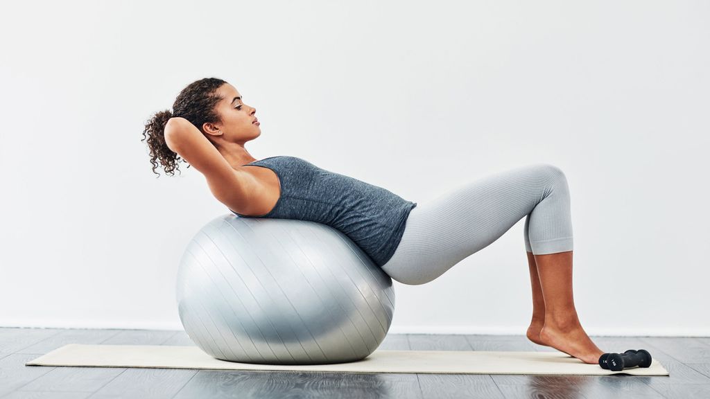 How to use a Swiss ball: A guide to using exercise balls for workouts ...