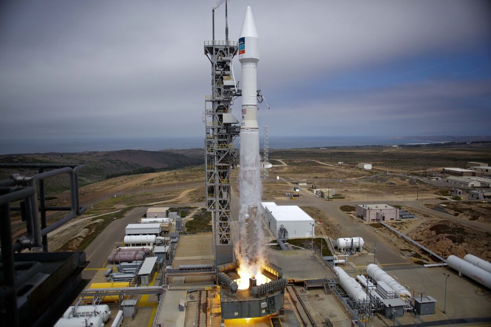 DigitalGlobe's Sharp-Eyed WorldView-3 Satellite Blasts Off: Photos | Space