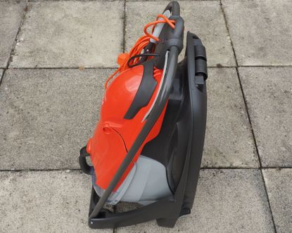Flymo EasiGlide Plus 330V lawn mower review | Gardeningetc