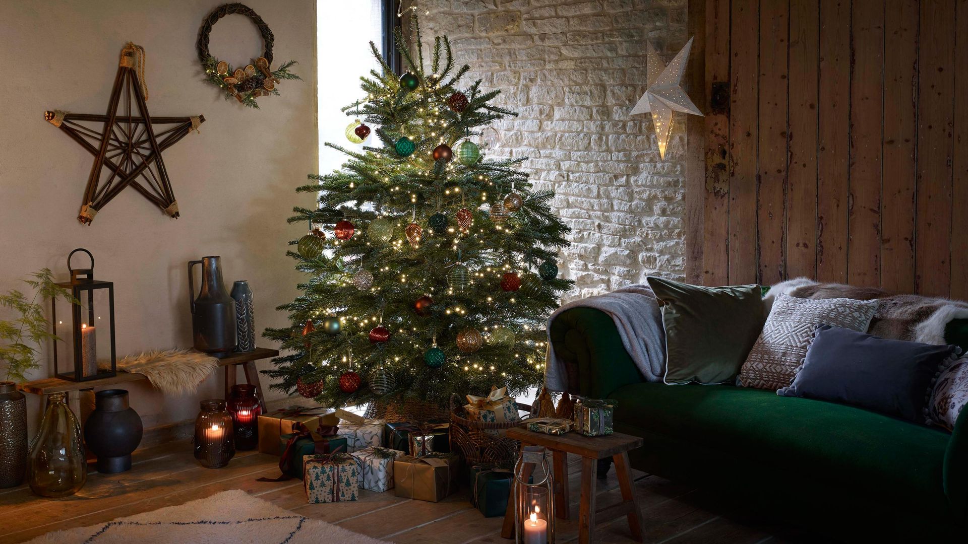 When to put up a Christmas tree, according to experts | Real Homes