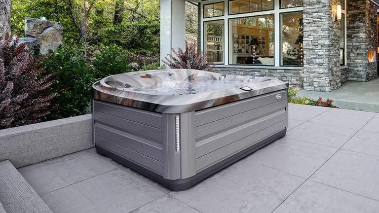 Hot tub vs Jacuzzi: what’s the difference? | Homes and Gardens