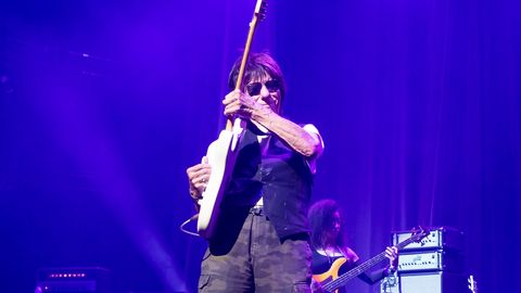 Watch footage from Jeff Beck’s final live performance, featuring a ...
