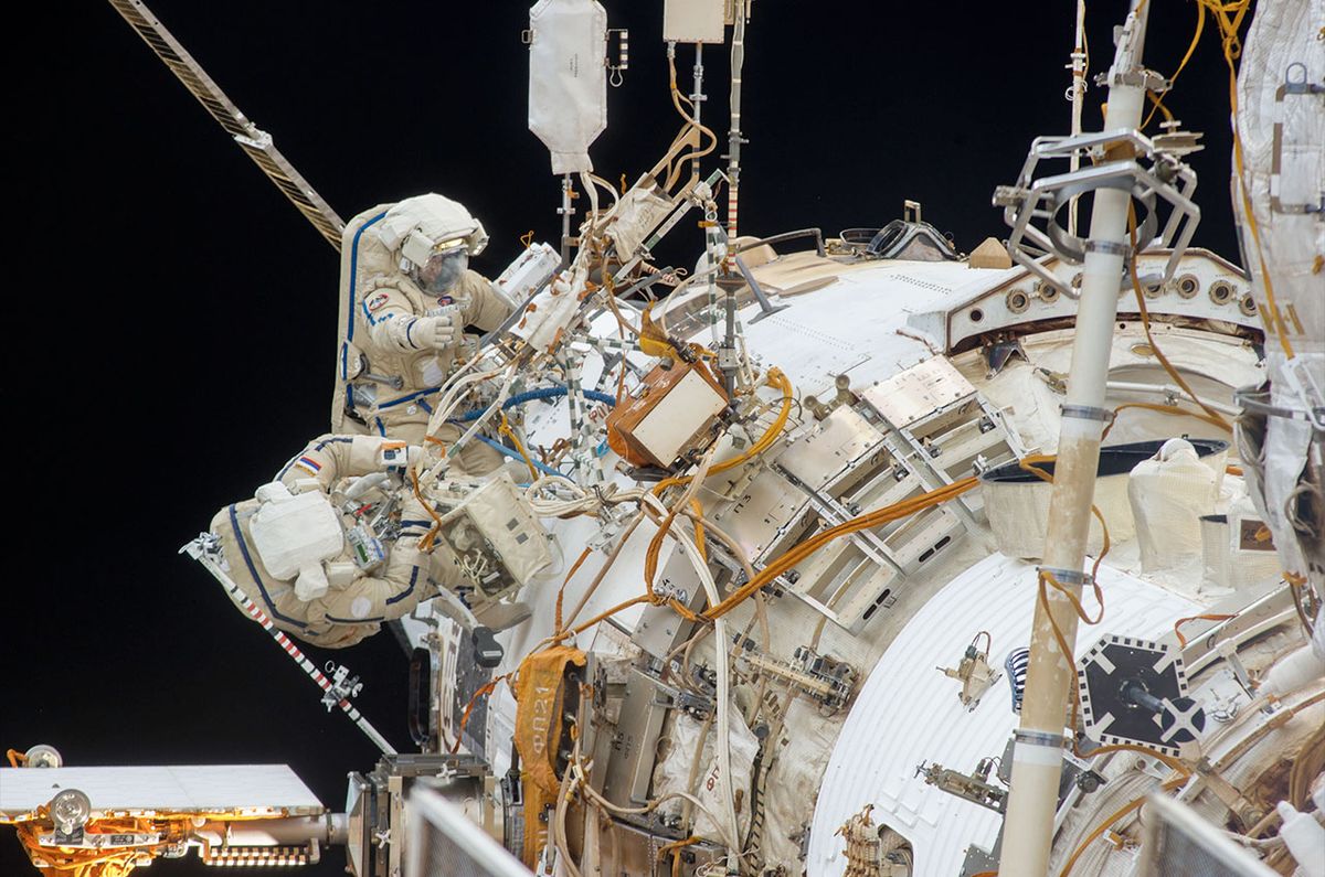 Spacewalk Photos: Russian Cosmonauts Install HD Cameras on Space ...