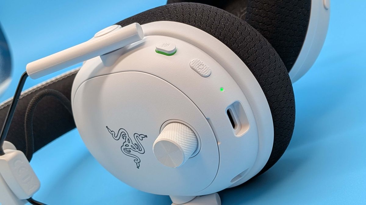 Razer thoughtlessly alienates half its audience with ad showing a man ...