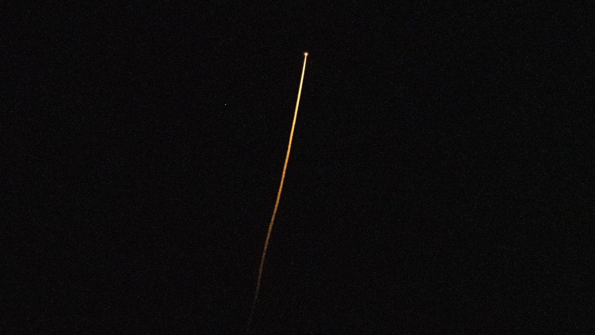 See SpaceX's Crew-3 Dragon streak to Earth in amazing photos | Space