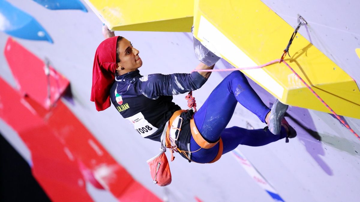 Elnaz Rekabi: Iranian climber hailed a ‘heroine’ on return to Tehran ...