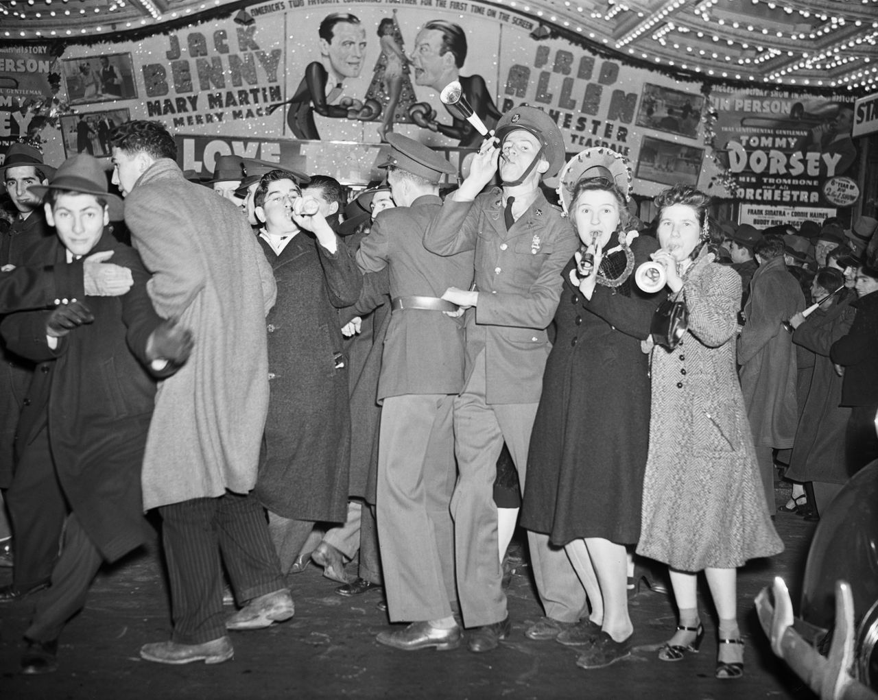11 vintage photos of endearingly raucous parties of New Year's past ...