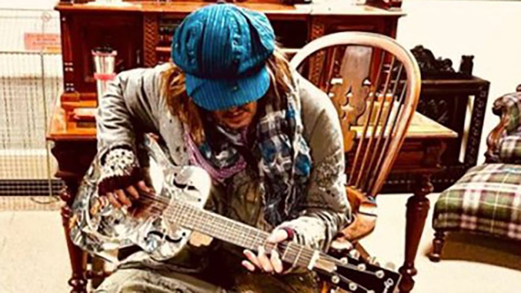 Johnny Depp drops into UK antique store via helicopter for a spot of ...
