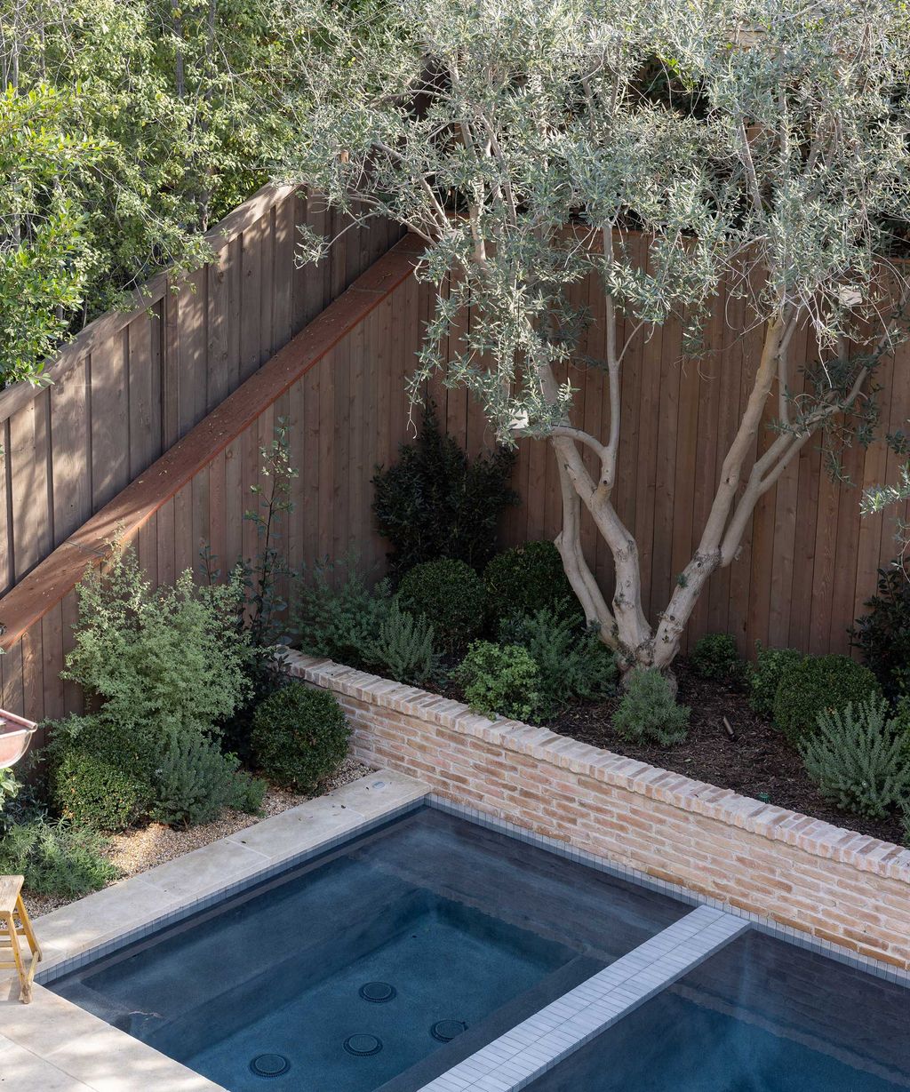 Fence line landscaping ideas: 10 ways to beautify boundaries | Homes ...