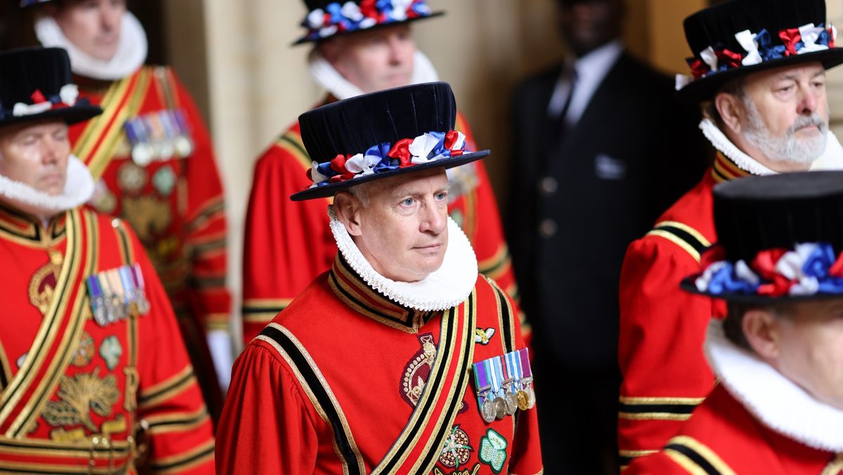 Black Rod, the crown and a hostage: the strangest traditions of the ...