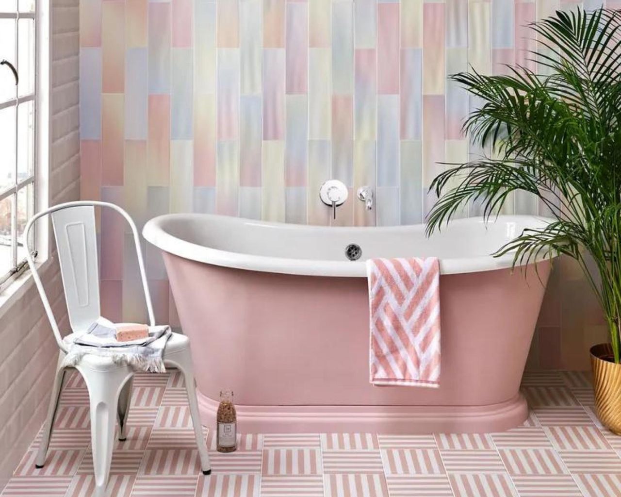 The worst colors for a small bathroom, according to experts | Real Homes