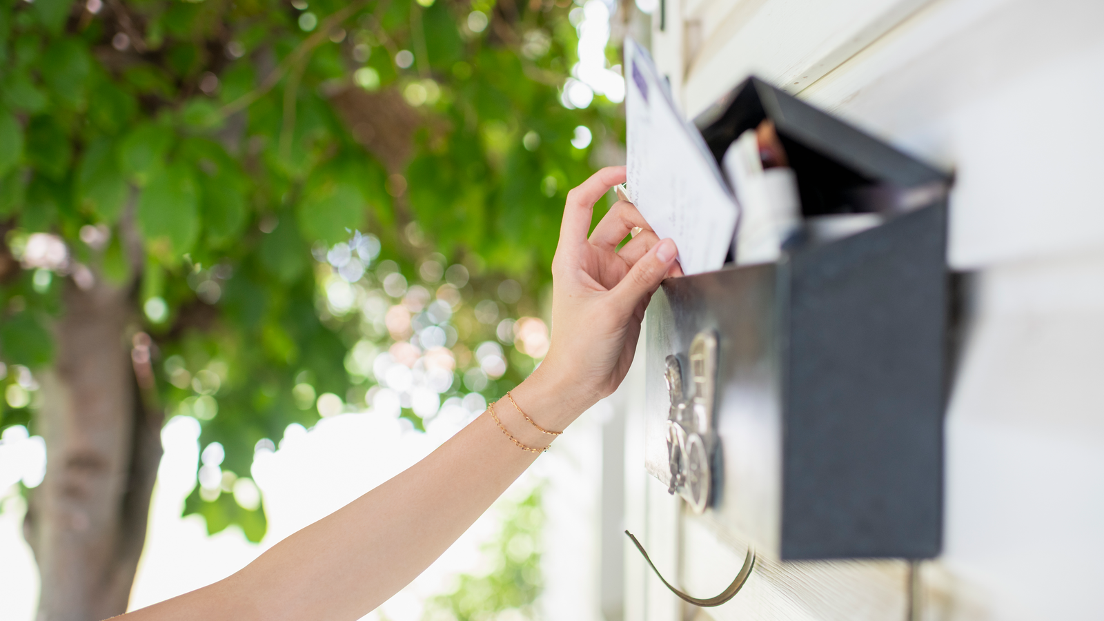 How to organize mail: 7 ways to prevent post from piling up | Homes and ...
