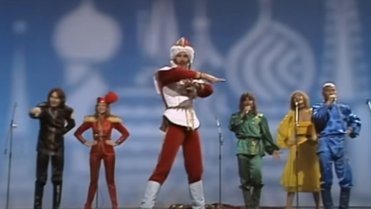 Song Sung Blue Will Take You On A Wild Ride, And Even Director Craig ...