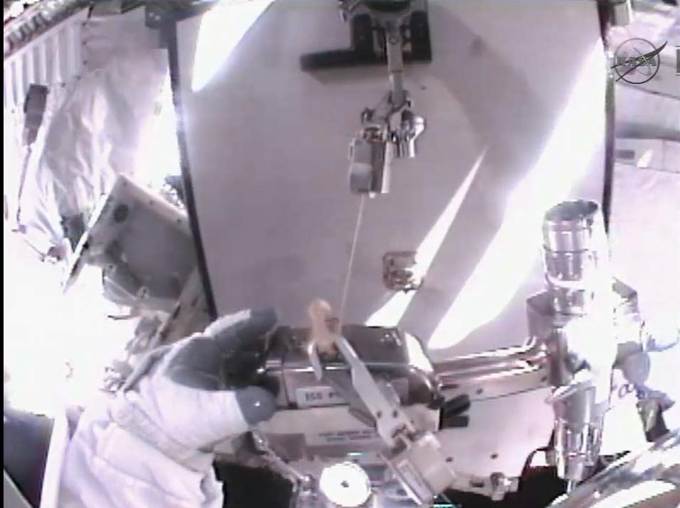 Spacewalking Astronauts Fix Up Space Station (Photo Gallery) | Space