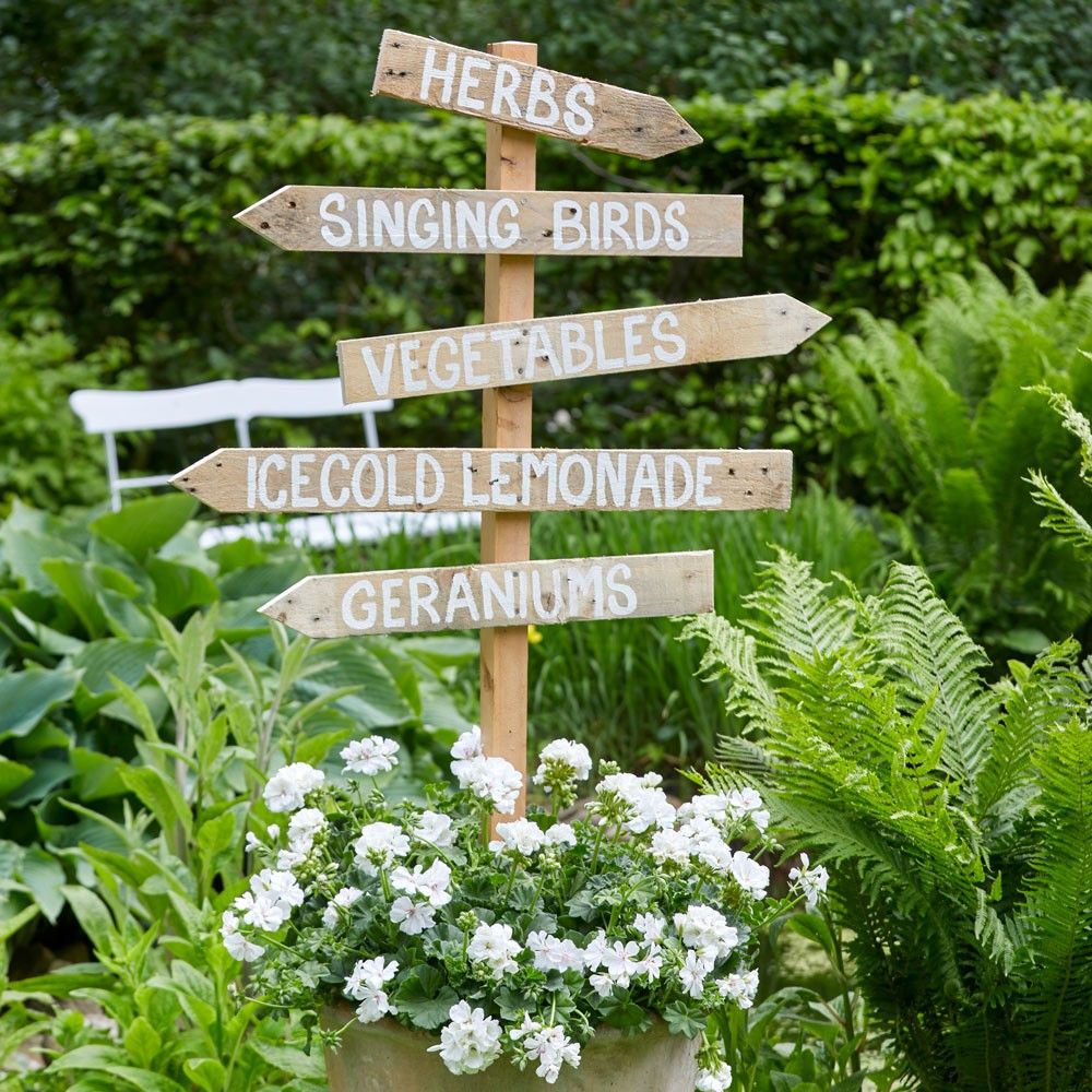 How to make a DIY garden signpost with leftover outdoor paint and ...
