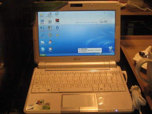 Eee PC 901 Unboxing Shots and First Impressions | Laptop Mag