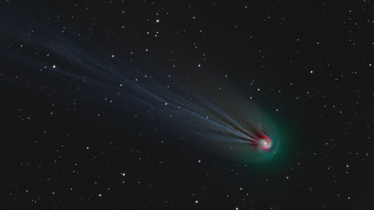 See the explosive 'devil comet' get its tail ripped off by a solar ...
