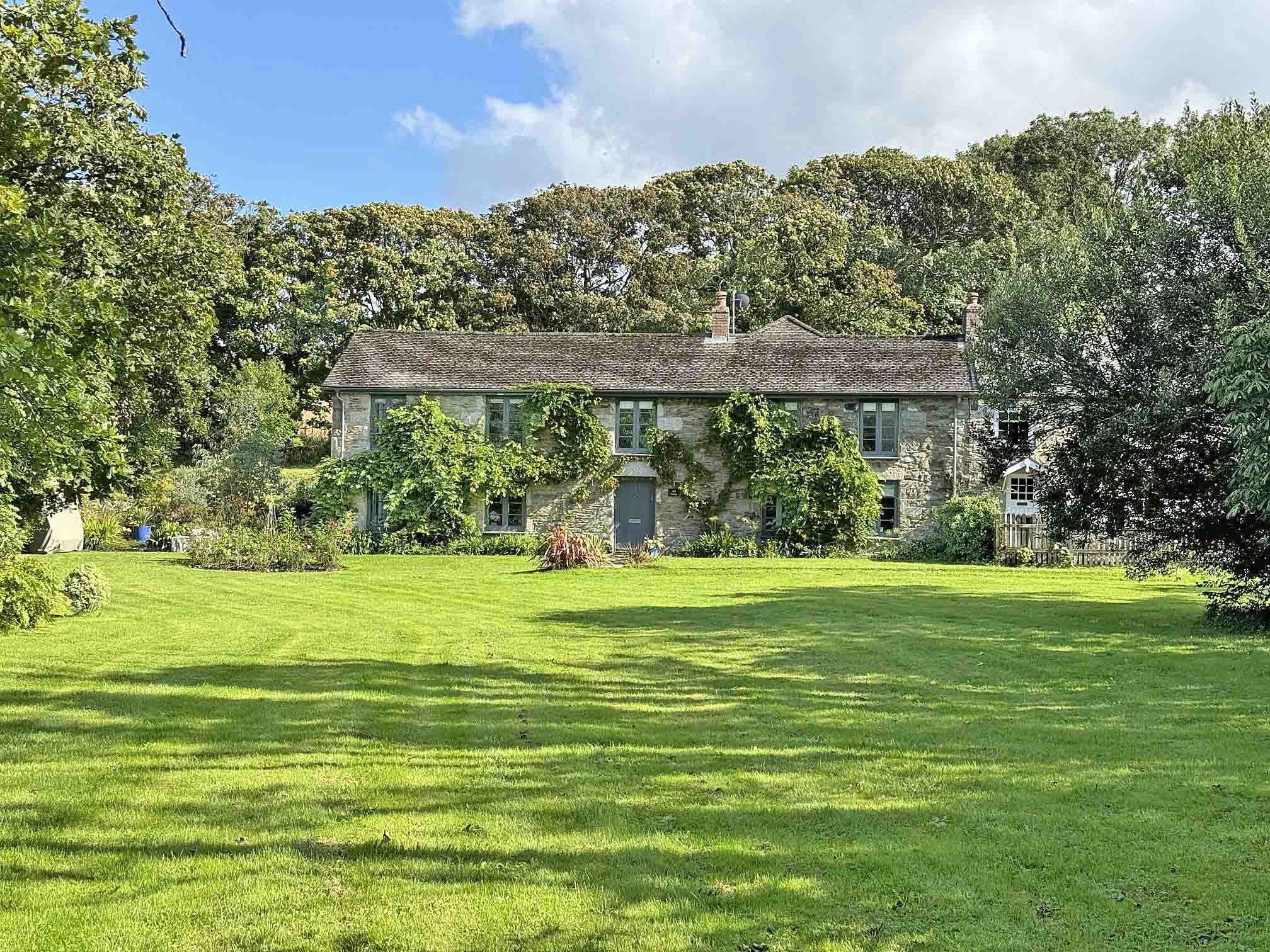 A four-bedroom home in a Cornish valley that opens up like a Tardis ...