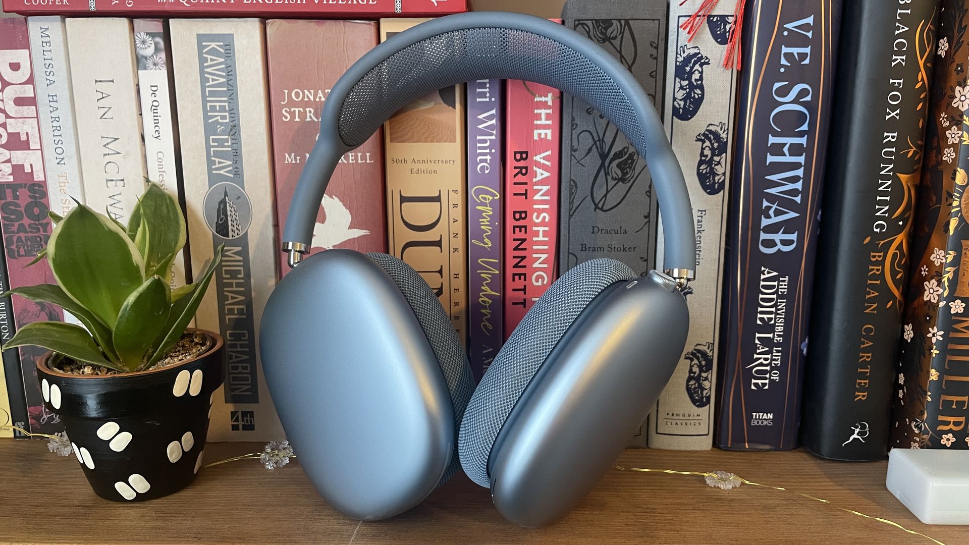 Lossless audio and wired listening finally come to the AirPods Max ...