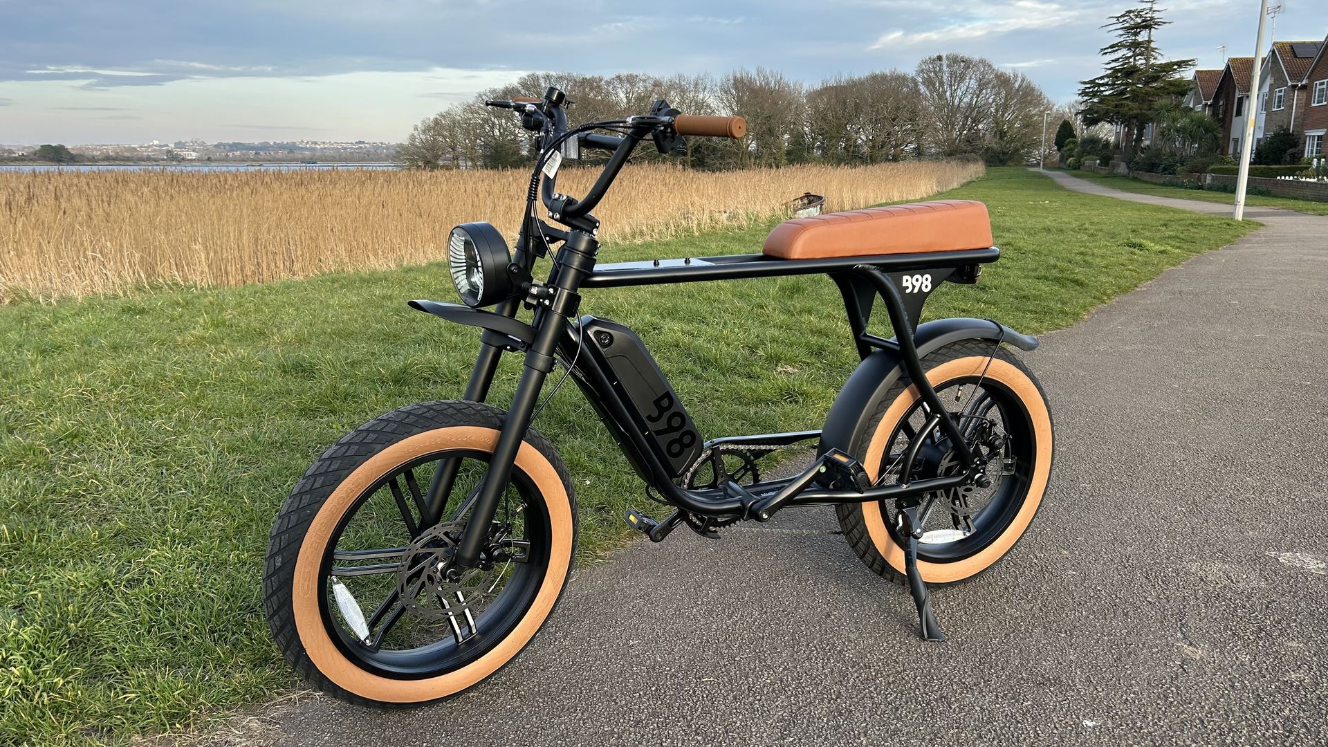 Halfords B98 Electric Hybrid Bike review: big-tyred bruiser with a beefy battery to match | T3