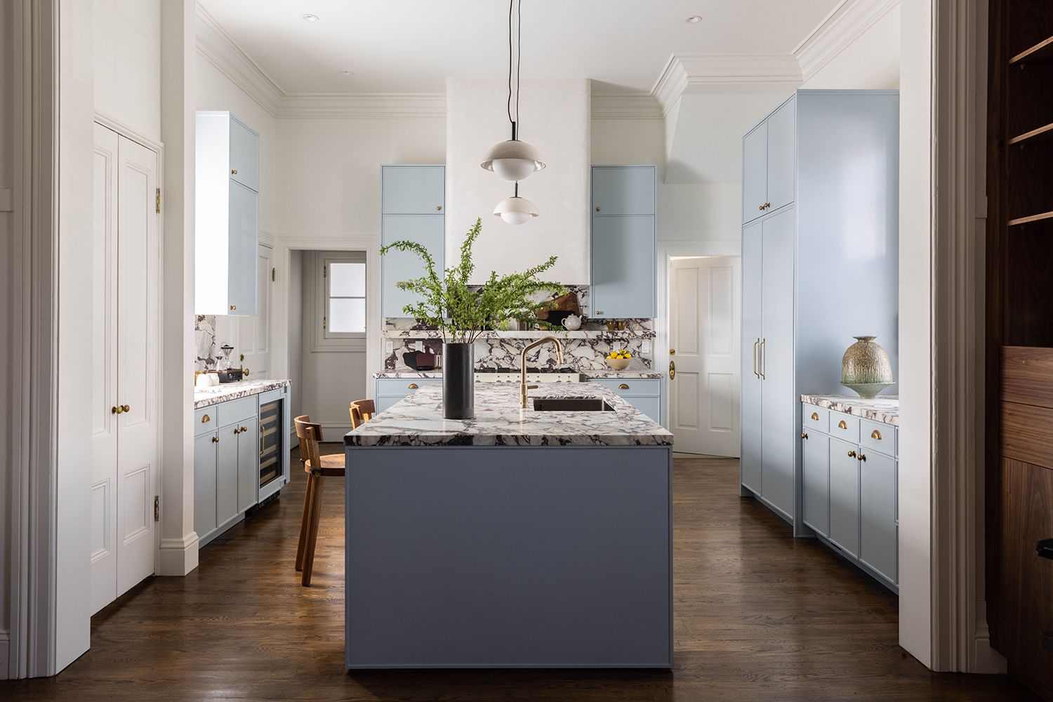 10 kitchen island color ideas designers use to elevate spaces | Livingetc