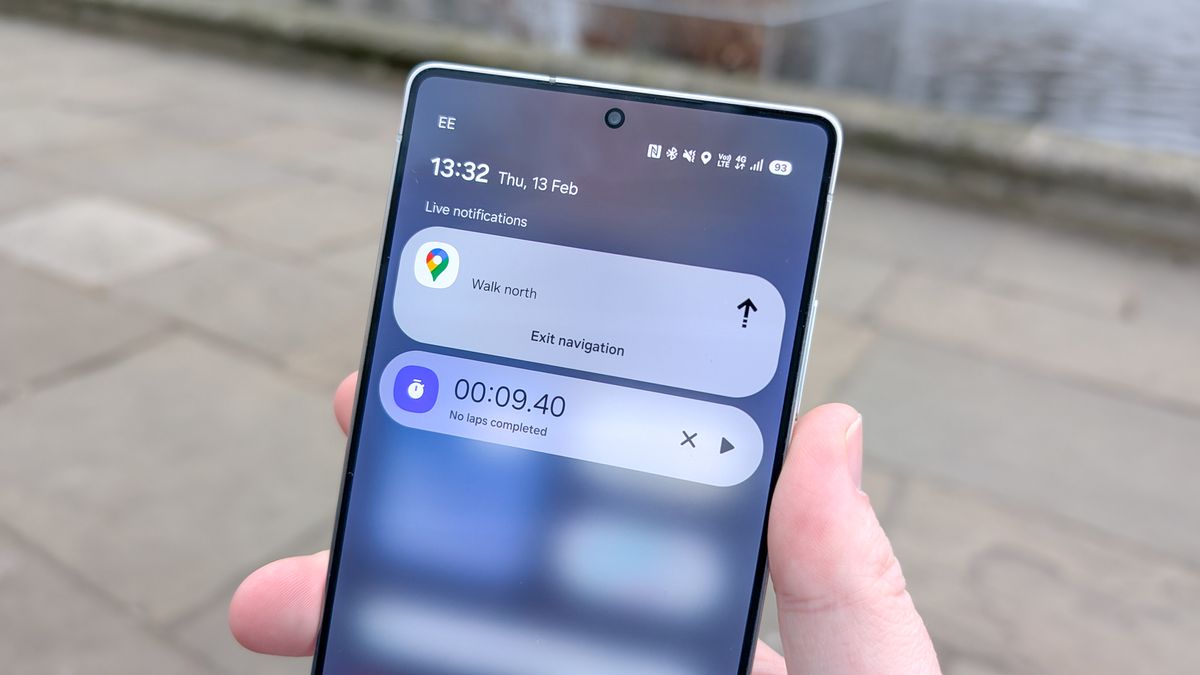 I just tried Samsung Galaxy S25 Now Bar vs. iPhone 16 Pro Dynamic ...