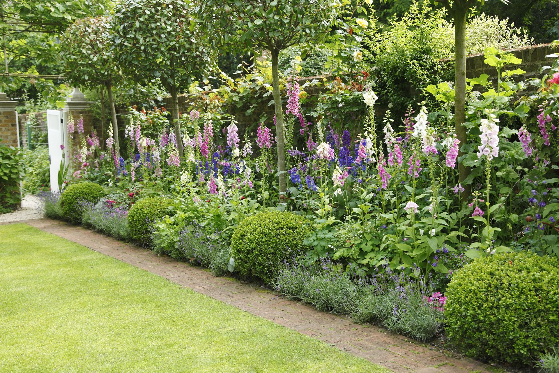 Lawn edging ideas: 15 ways to border your grass in style | Gardeningetc