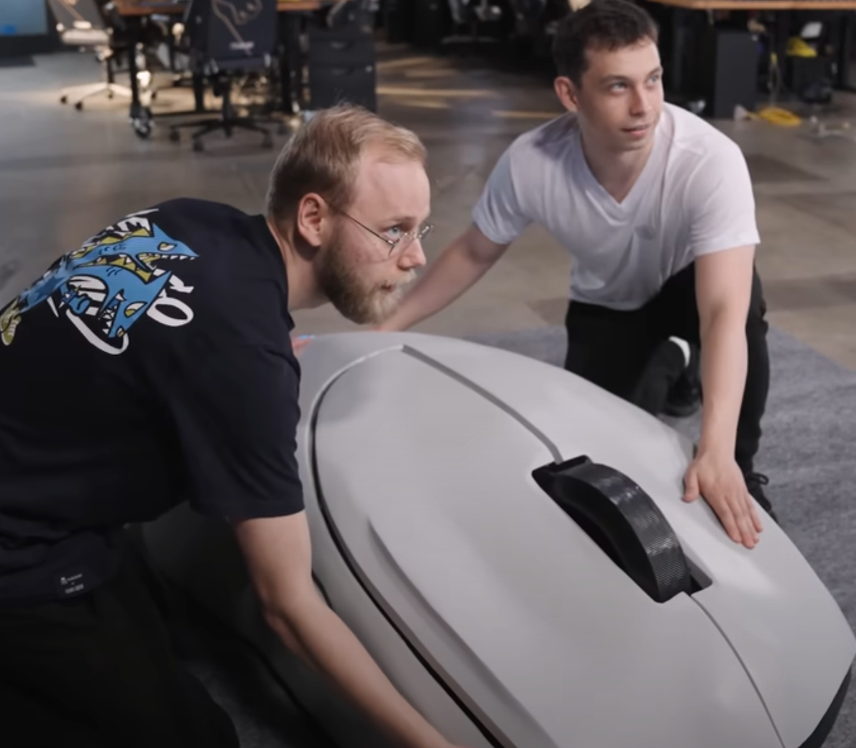 Alienware Builds a 16-foot-long Mechanical Keyboard, Uses It to Play ...