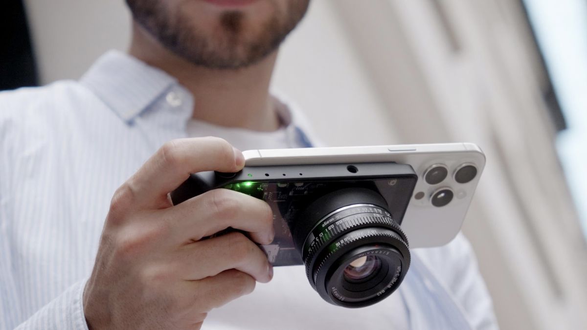 Want to use PROPER camera lenses on your phone? Check this out ...