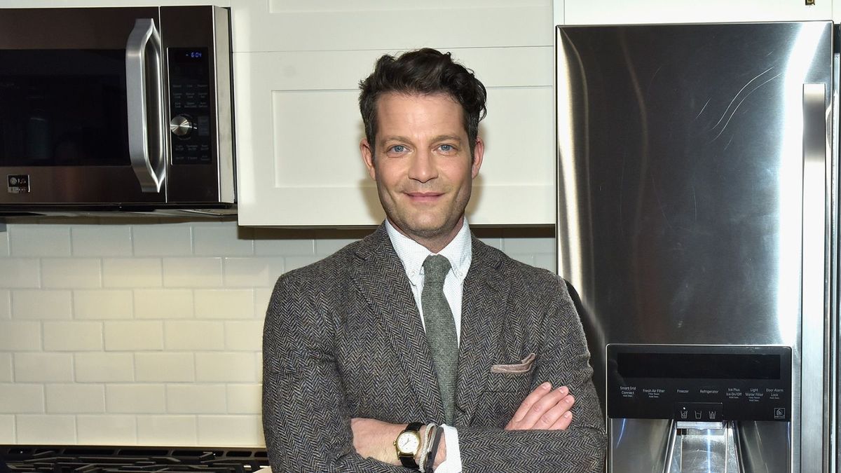 Nate Berkus explains the easiest way to put on a duvet cover | Homes ...
