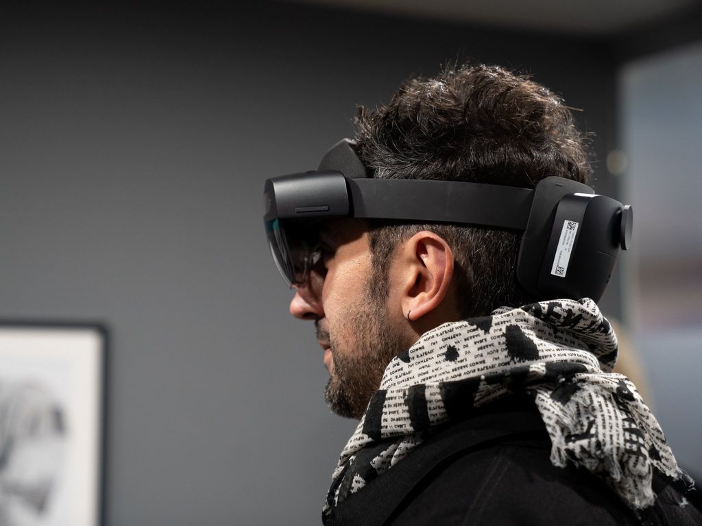 Microsoft HoloLens 2 hands-on: A new generation of holographic ...