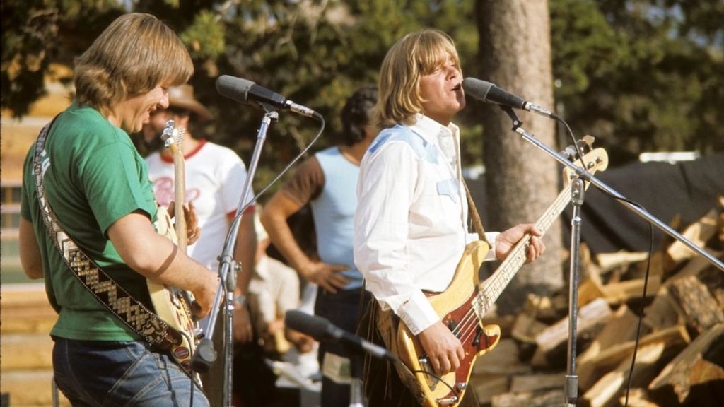 Chicago bassist Peter Cetera on opening for Jimi Hendrix | Guitar World
