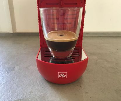 illy ESE coffee maker review: for chic compostable coffee | Homes and ...