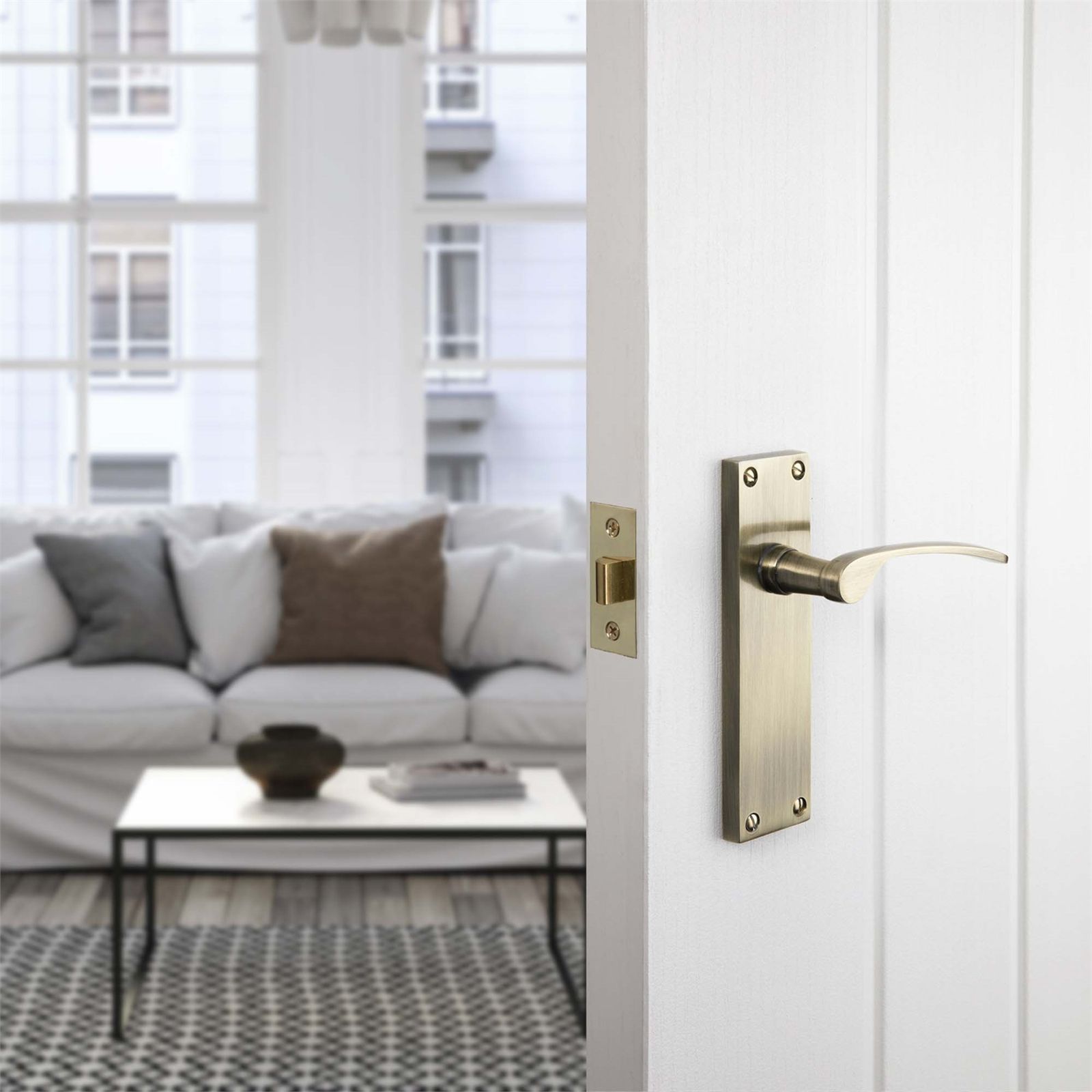 How to fix a door handle that is loose: a step-by-step guide | Ideal Home
